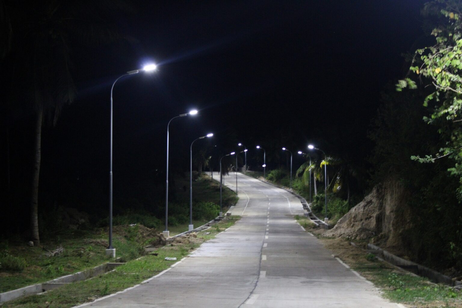 DPWH Sets Standard Design for Solar-Powered Lights along National Roads ...